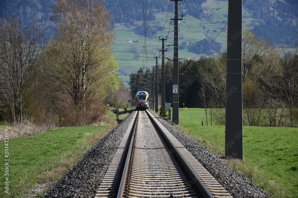 Osttirol, Zug, Personenzug, Bahnübergang, Andreaskreuz, Nahverkehr ...