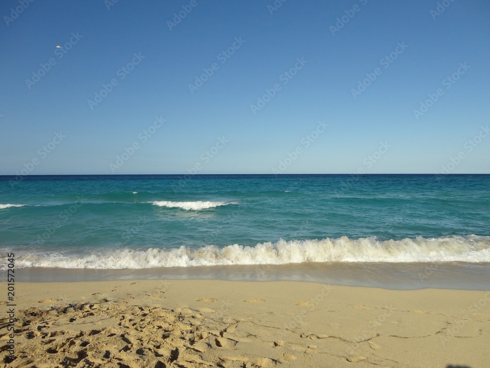 Playa Tarara Cuba con cielo y mar azul, su espumoso oleaje y una fina ...