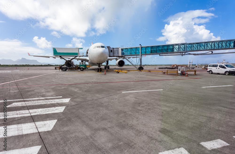 avion long-courrier sur le tarmac en liaison avec passerelle ...