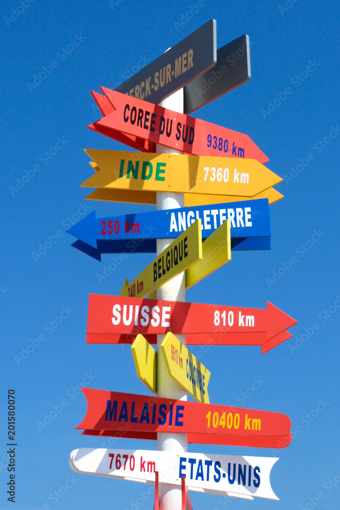 Panneaux directionnels vers différents pays foto de Stock | Adobe Stock