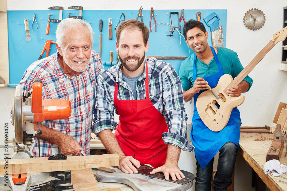 Handwerker Team mit Lehrling und Meister Stock-Foto | Adobe Stock