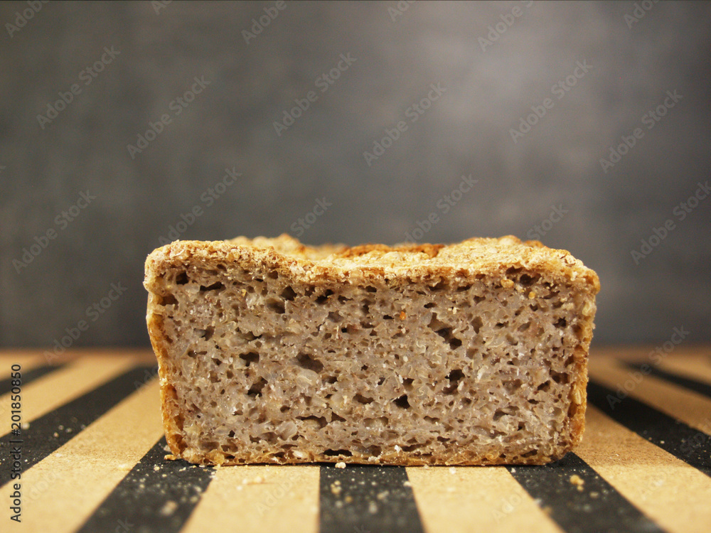 pain en coupe transversale, minimalisme, fond unicolore gris, cuisson ...
