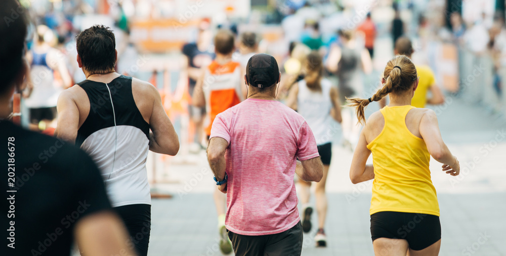 Gruppe Läufer beim Marathon Ziel Stock-Foto | Adobe Stock