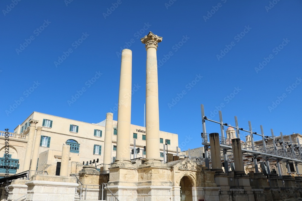 Foto de Pillars of the ruined Royal Opera House in Valletta, Malta do ...