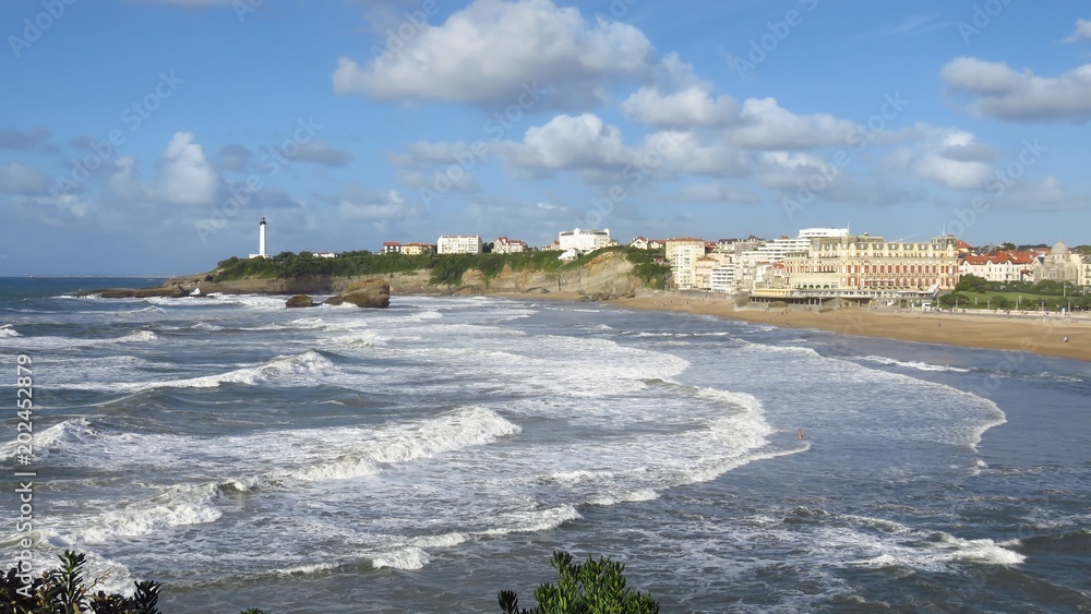 Vagues déferlant dans la baie de Biarritz, au pays basque (France ...