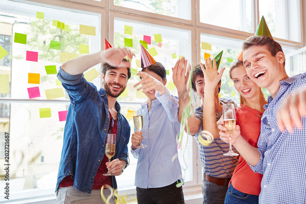 Freunde feiern Party mit Sekt Stock-Foto | Adobe Stock