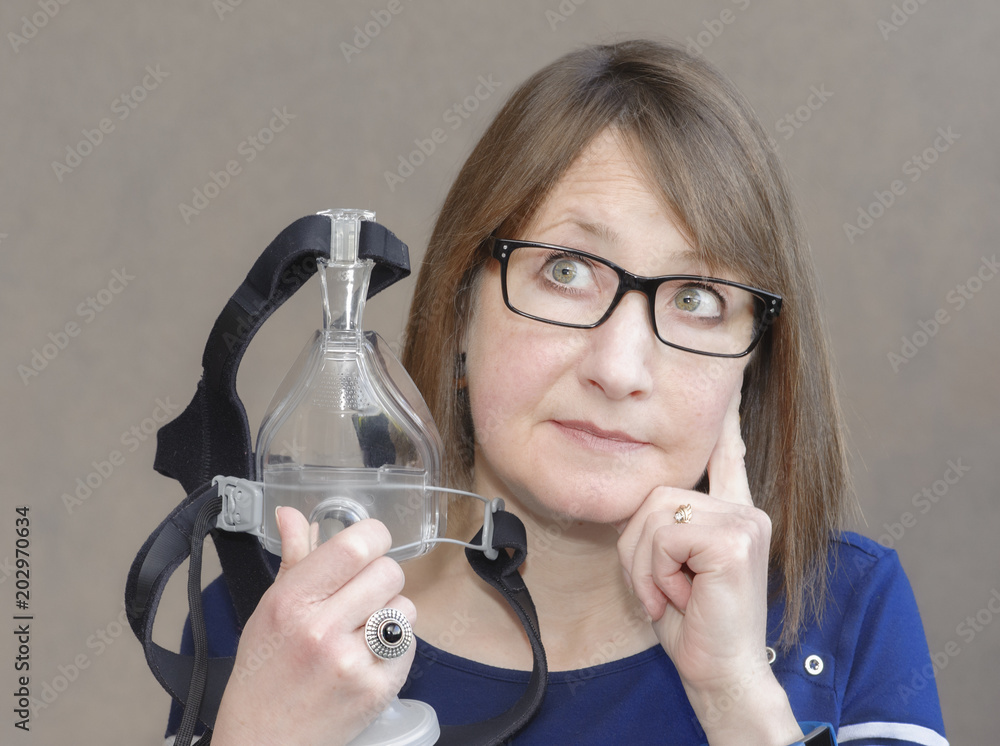 Foto de Woman with COPD want to use a breathing device to help her with ...