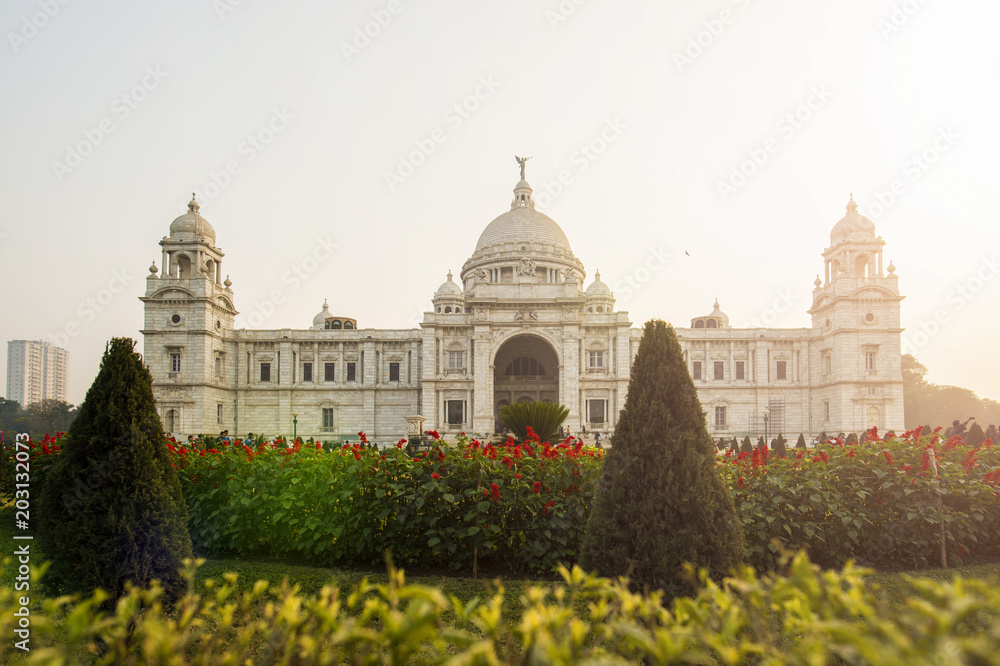 Foto de The landmark Victoria Memorial is a large marble building in ...