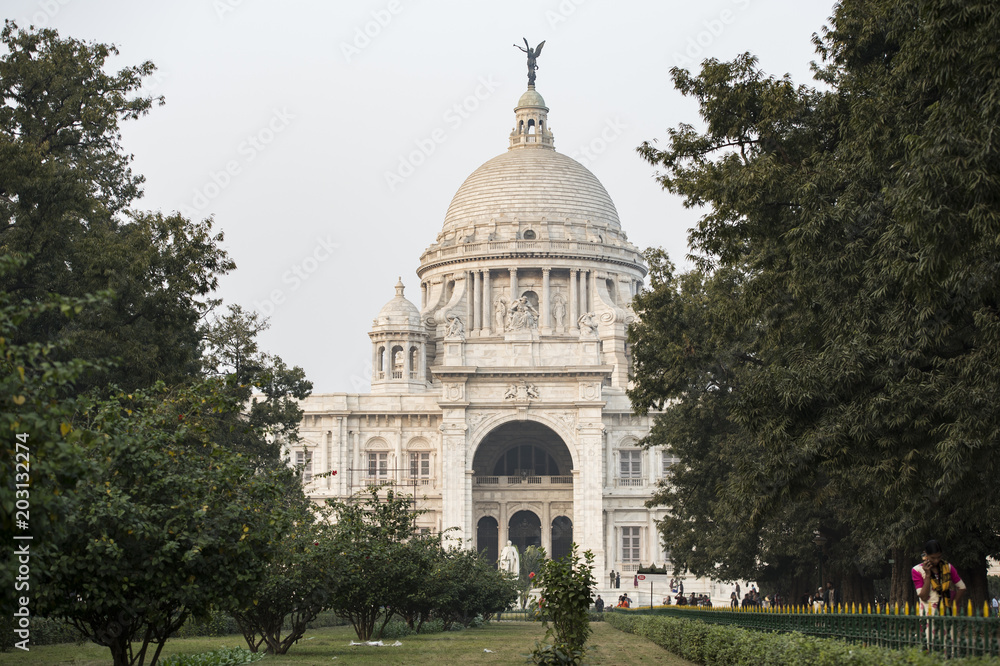 Foto de The landmark Victoria Memorial is a large marble building in ...