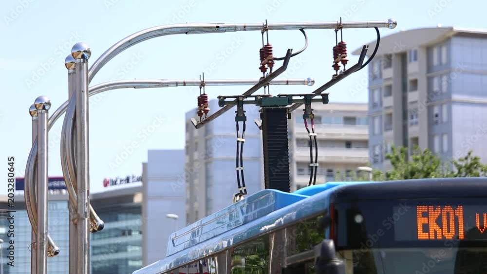 Electric bus at the stop. Pantograph rises for charging Stock ビデオ ...