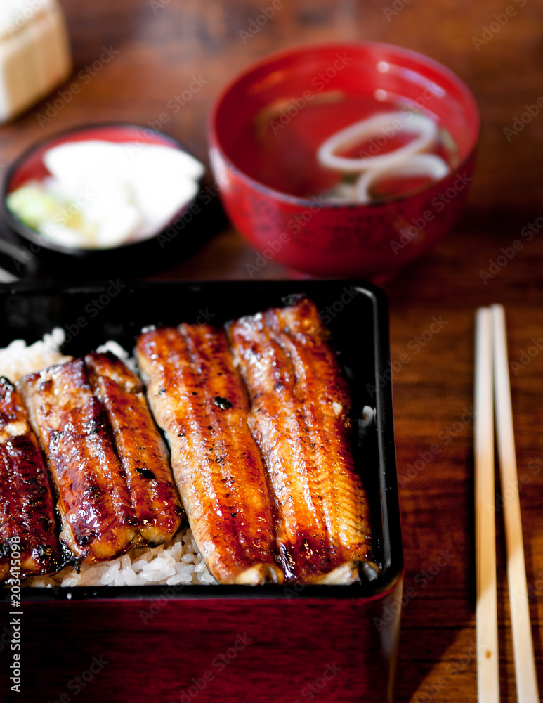 Grilling Unagi eel for Japanese Unagi donburi rice recipe foto de Stock | Adobe Stock