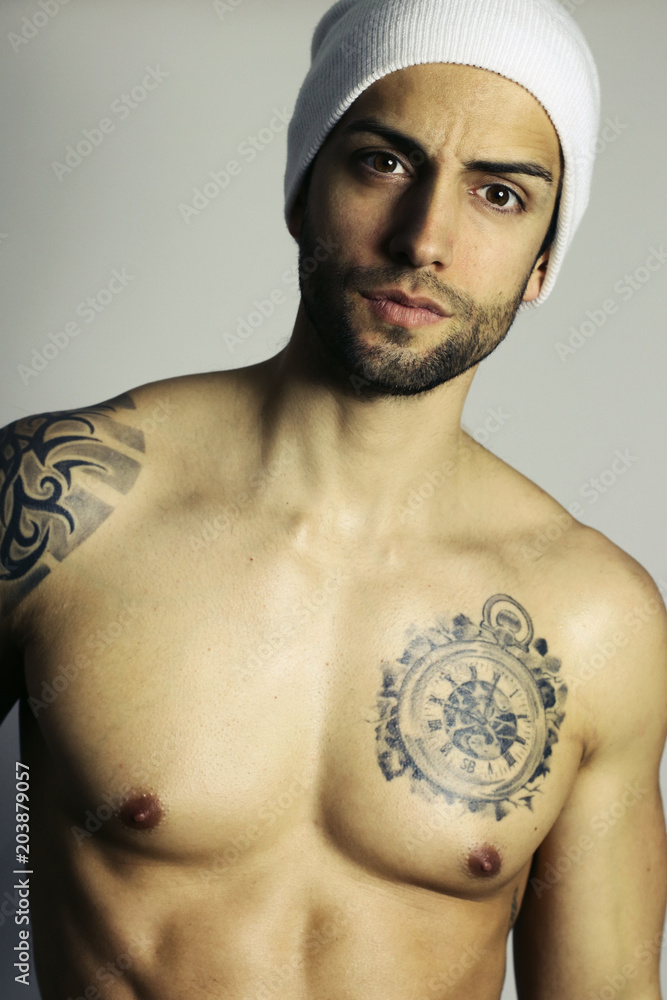 Beau Mec Torse Nue Tatoué Portant Un Bonnet Blanc Photos Adobe Stock