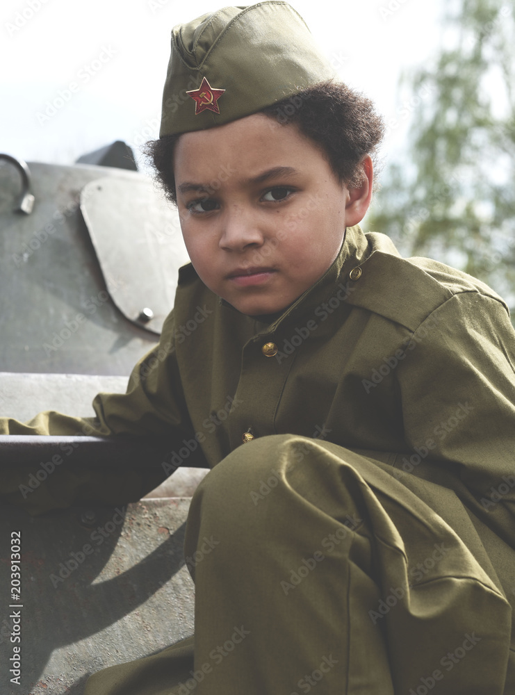 Foto de Boy in the military uniform on the tank of time of Second World ...