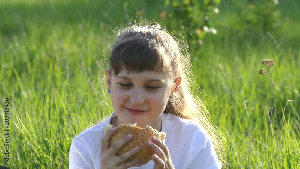 Vidéo Stock Mom gave the children to eat hamburgers and sandwiches on a ...