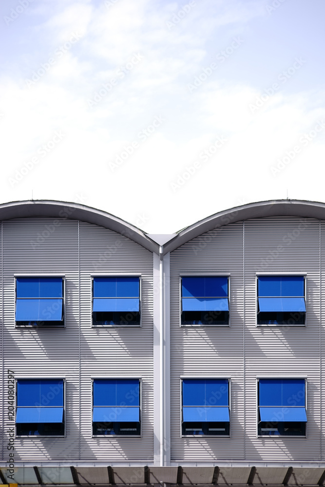 Moderne Wohnhausfassade / Die moderne Wellblechfassade eines Wohnhauses ...