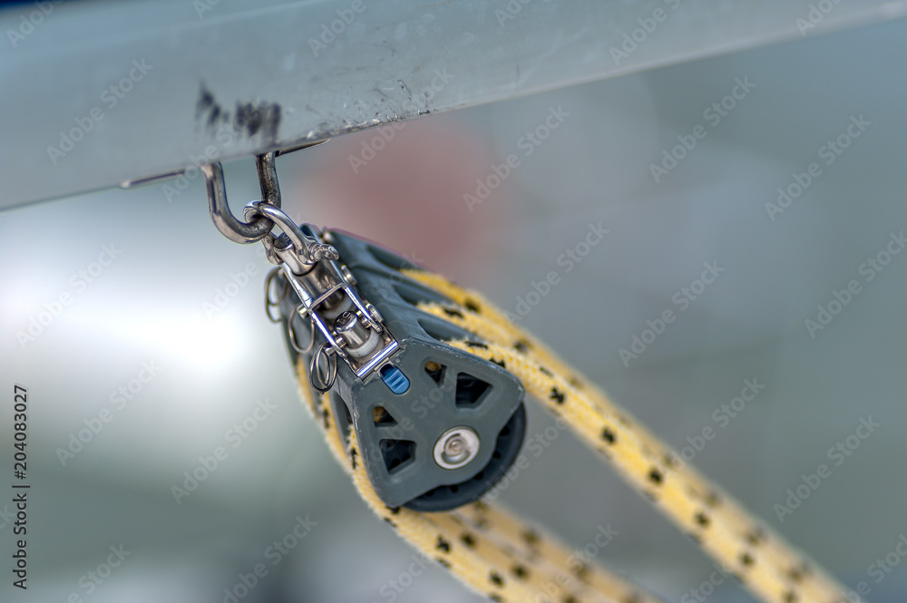 żółte linki w bloku pod bomem Stock Photo | Adobe Stock
