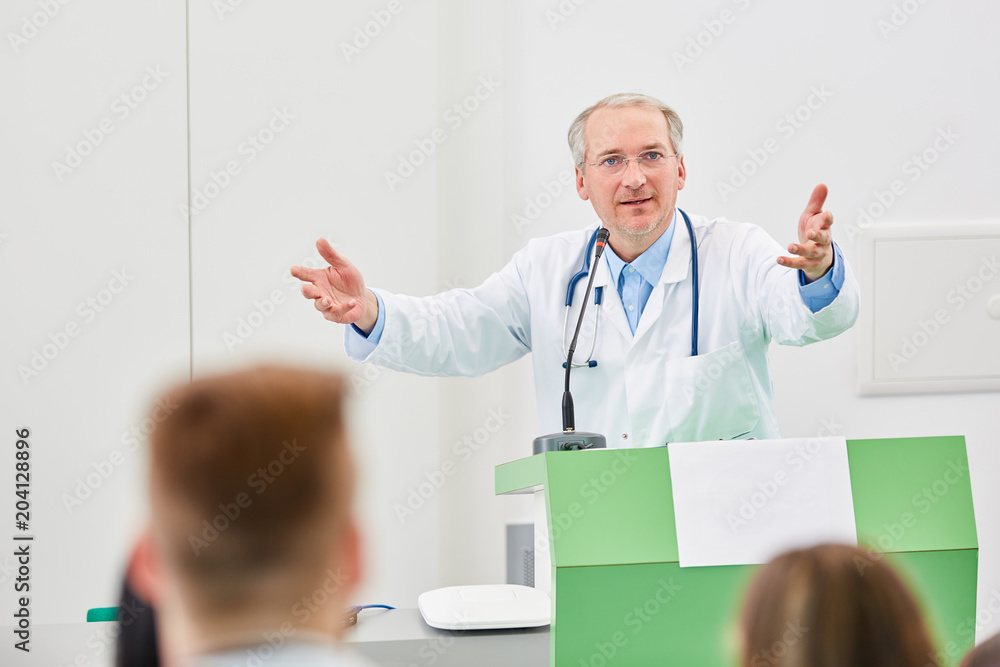 Professor für Medizin unterrichtet Studenten Stock Photo | Adobe Stock