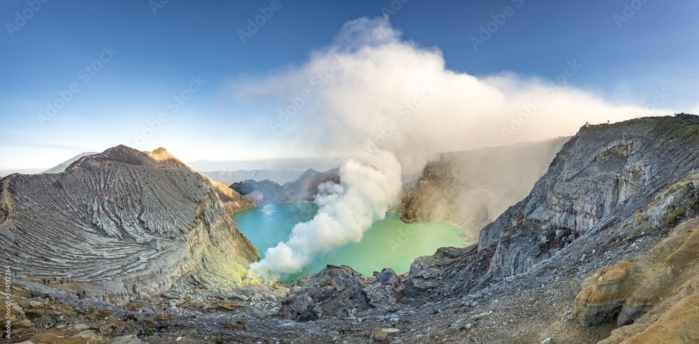 Foto de Volcano Kawah Ijen, volcanic crater with crater lake and ...