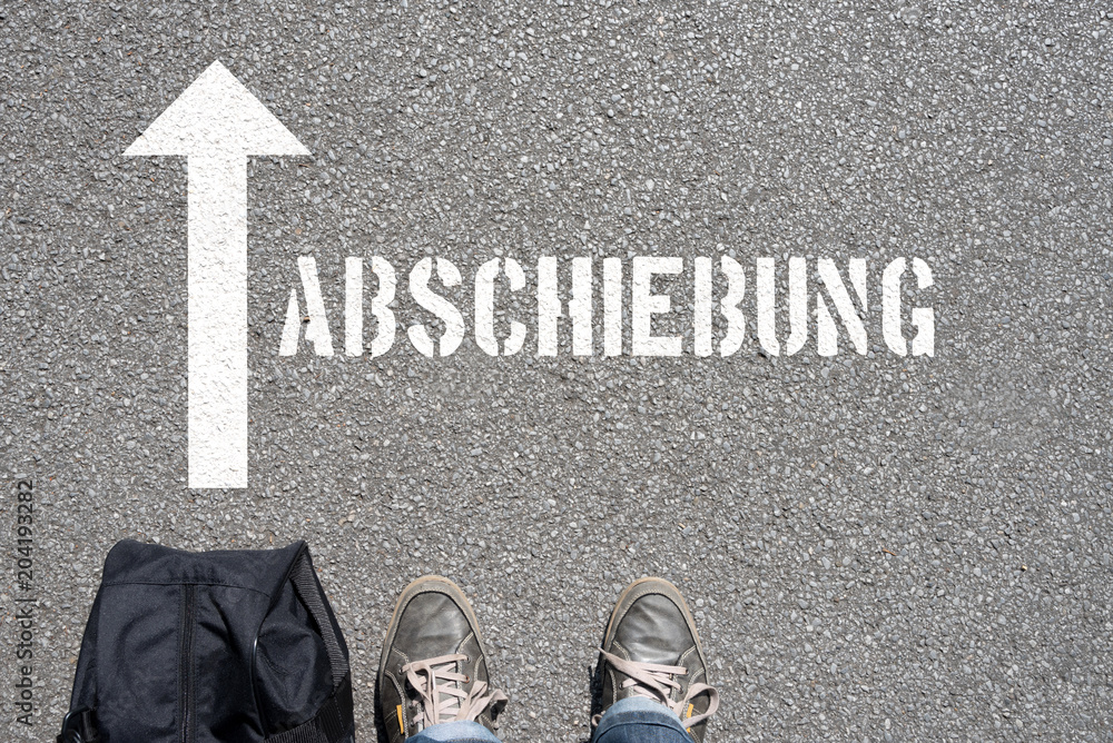 Ein Mann mit dem Koffer und eine Abschiebung Stock-Foto | Adobe Stock