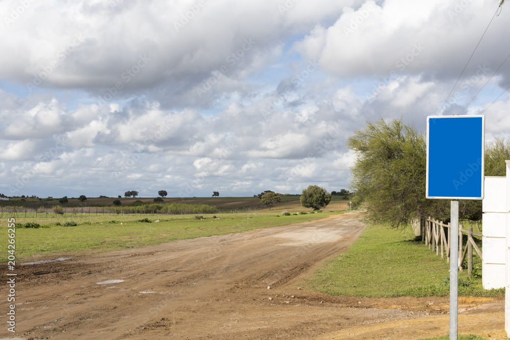 Un cartel azul para escribir mensaje en una zona rural, paisaje natural ...