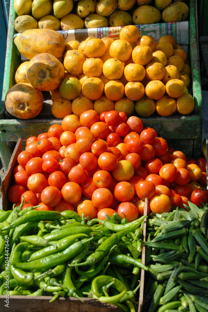 Foto de Etale de marché à Mandawa, oranges, citrons et piments , vente ...