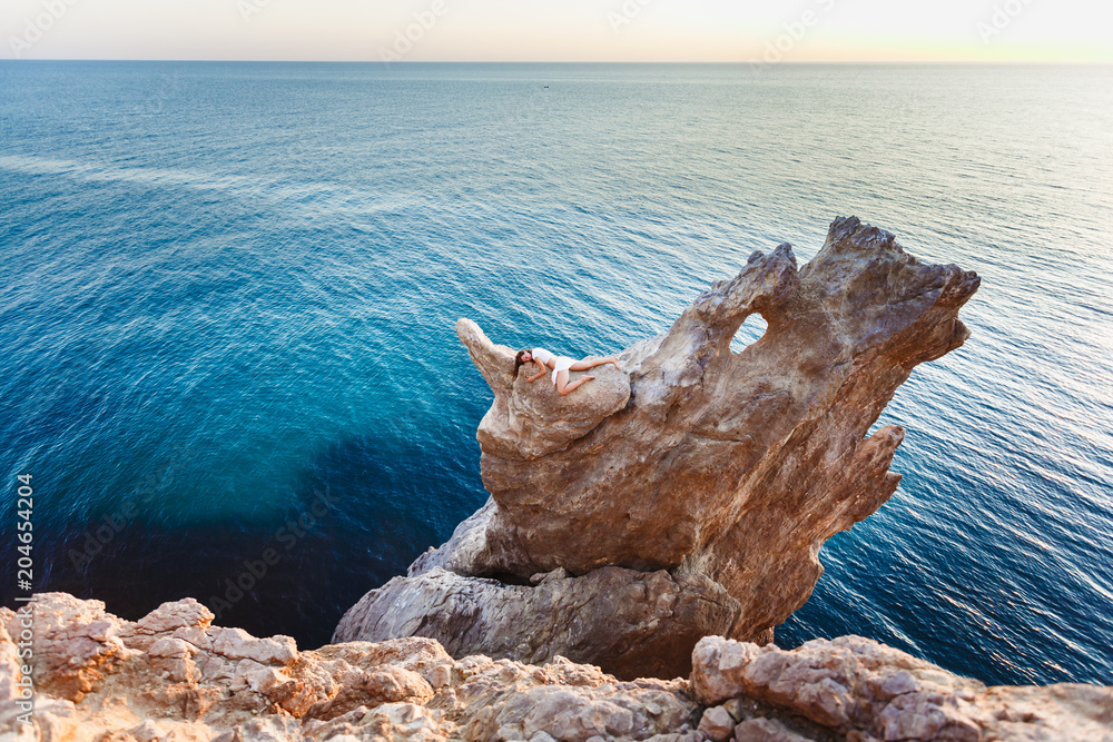 Foto de A high cliff in the form of a natural bed is high above the sea ...