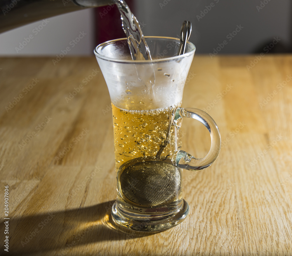 Teglas som fills med en tekula och varm vatten Stock Photo | Adobe Stock