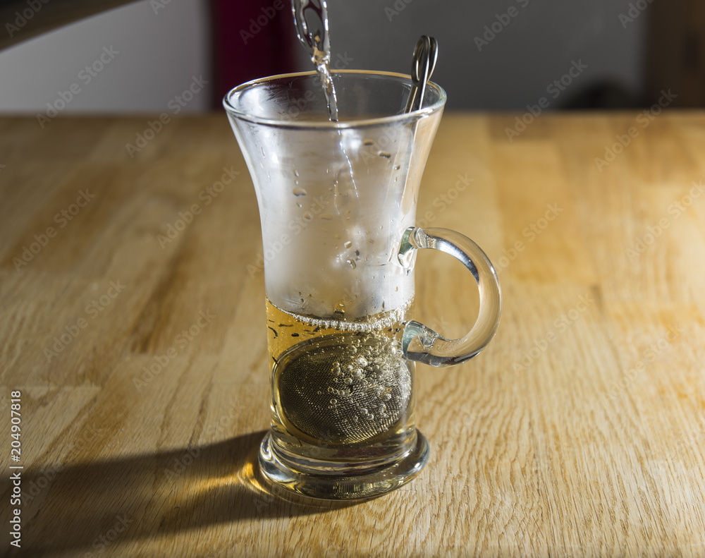 Teglas som fills med en tekula och varm vatten Stock Photo | Adobe Stock