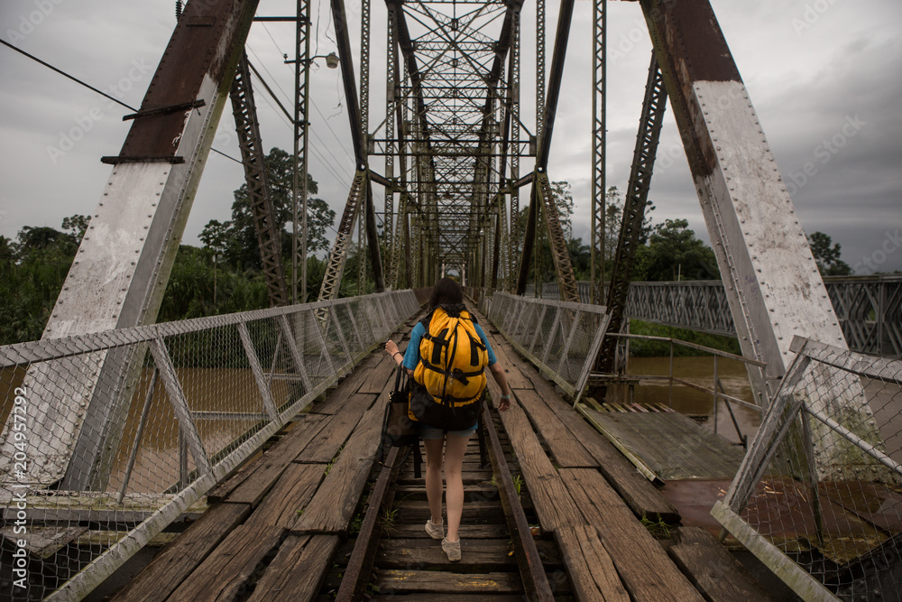 Mujer viajando cruza un puente en la frontera entre Costa Rica y Panama ...