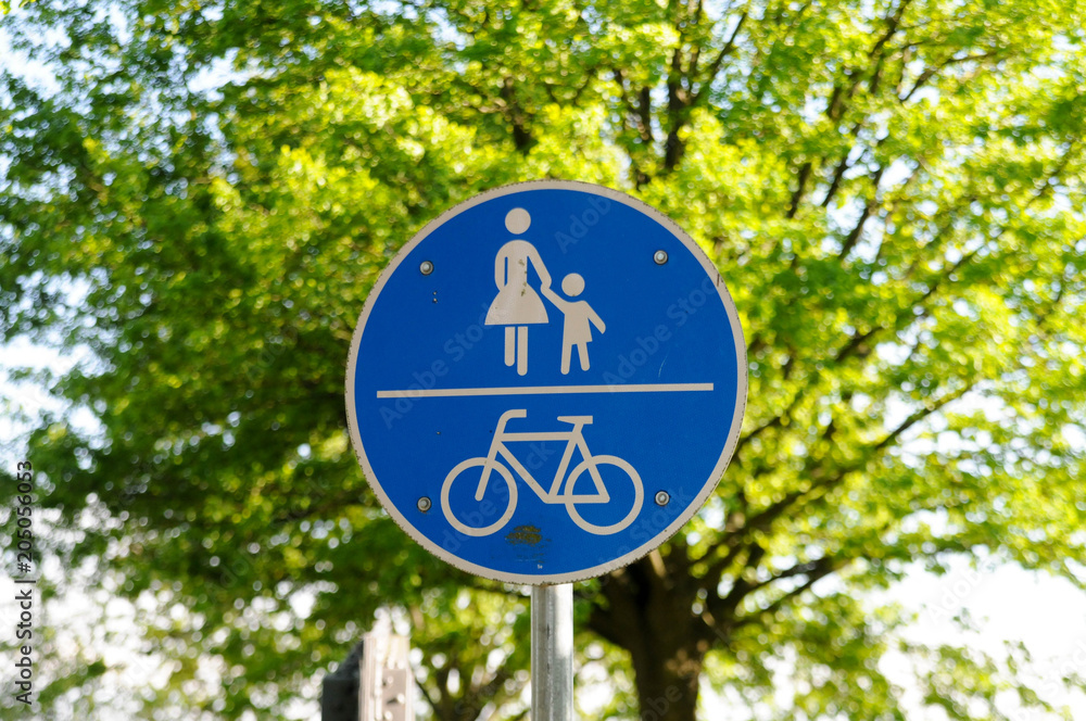schild verkehrszeichen gehweg radweg fussweg Stock Photo | Adobe Stock