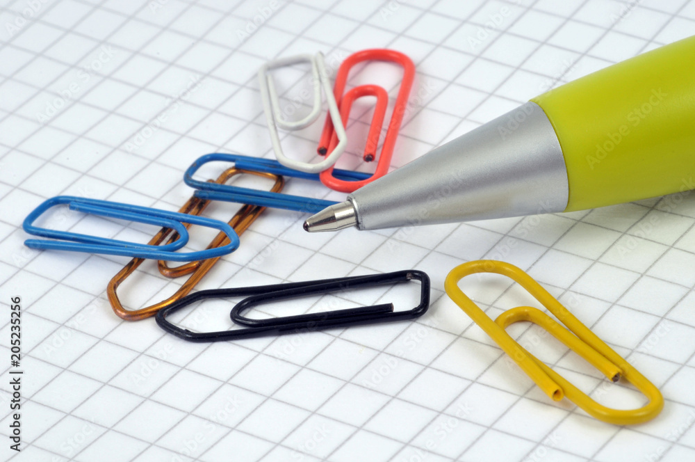 Trombones et stylo posés sur une feuille de papier Stock Photo | Adobe ...