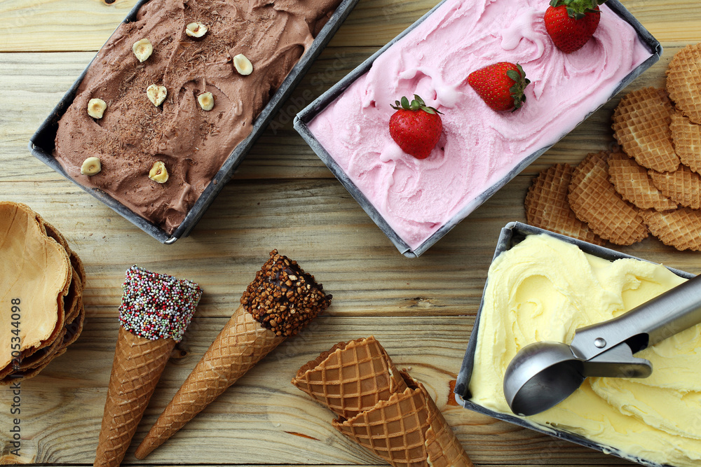 gelato fatto in casa vari gusti fragole vaniglia ciccolato in vaschette ...