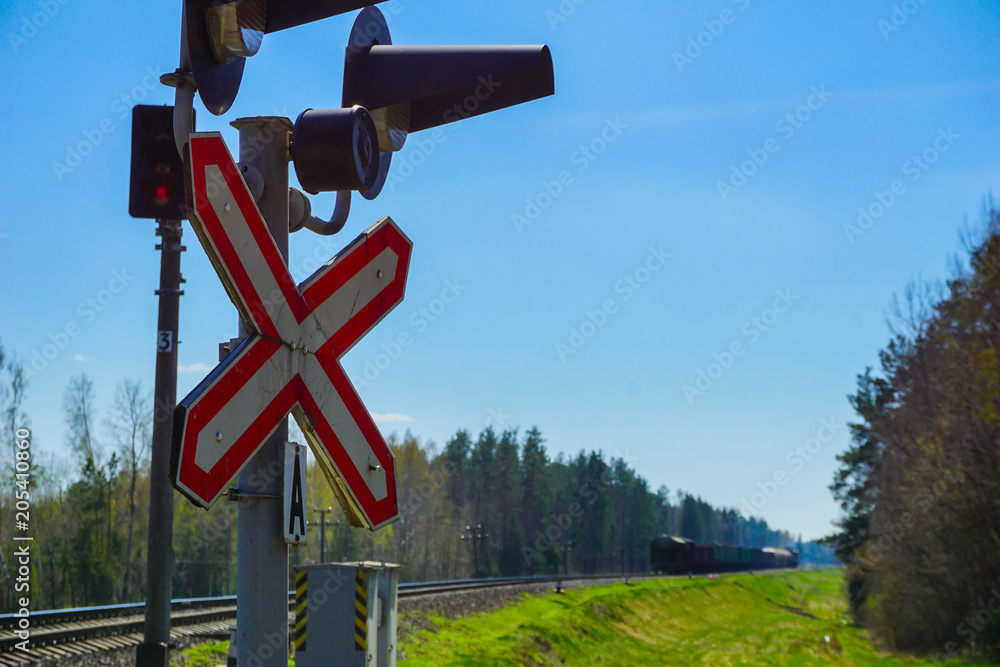 semáforo y señal en la vía de tren Stock Photo | Adobe Stock