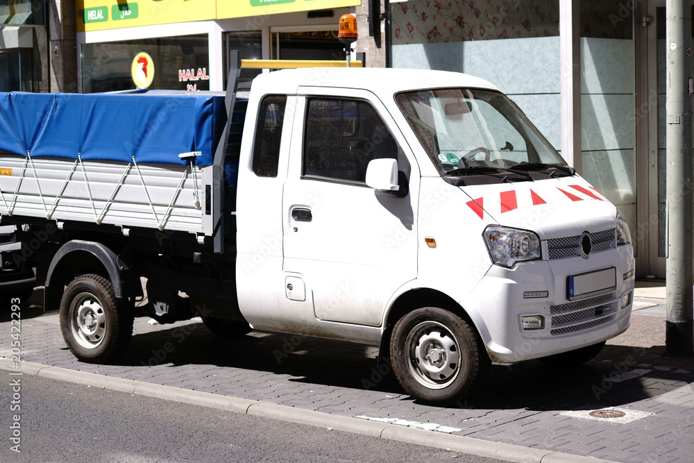 Kleinlastwagen / Die Seitenansicht eines Kleinlastwagens mit einer ...