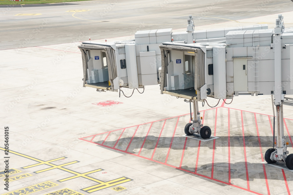 Foto de Airplane bridge in airport for passengers boarding or Jetway ...