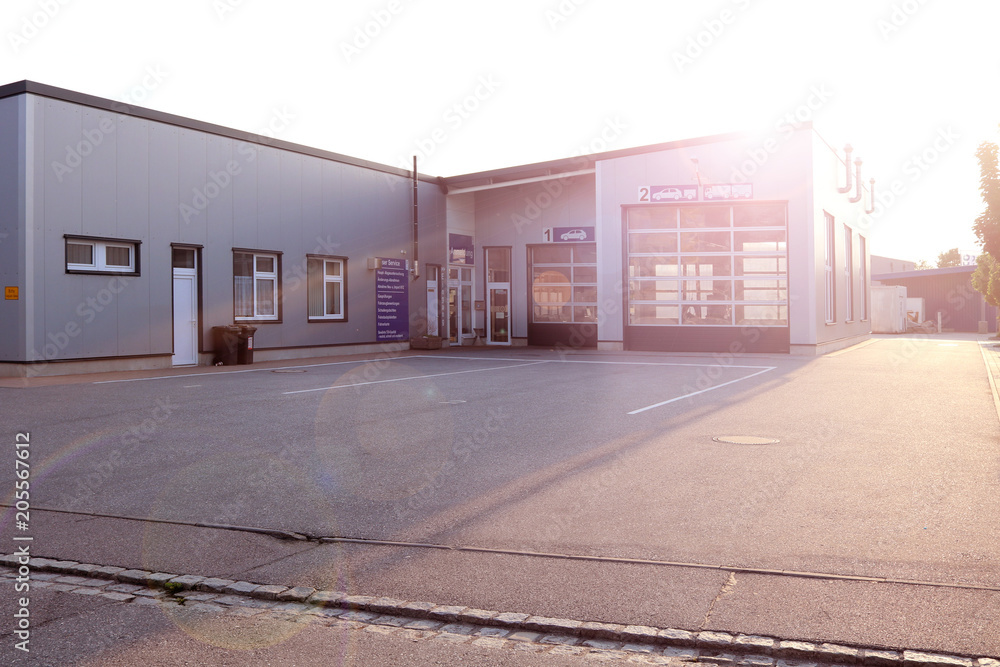Autowerkstatt von aussen Stock Photo | Adobe Stock