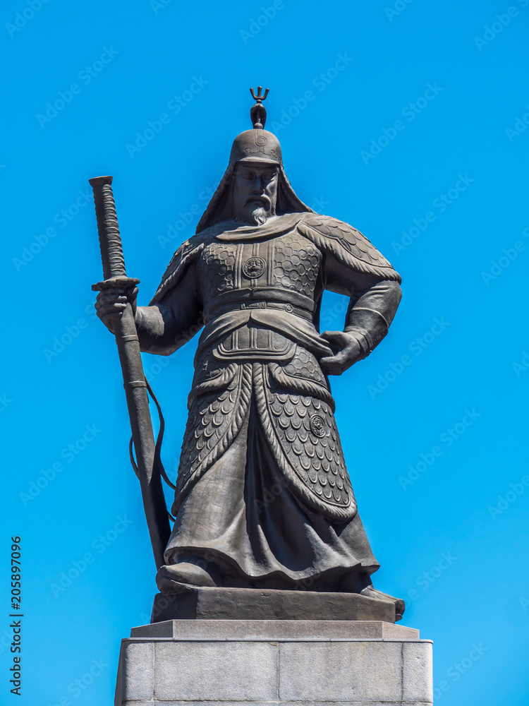 The statue of Yi Sun-Shin outside of Gyeongbokgung Palace in Seoul ...
