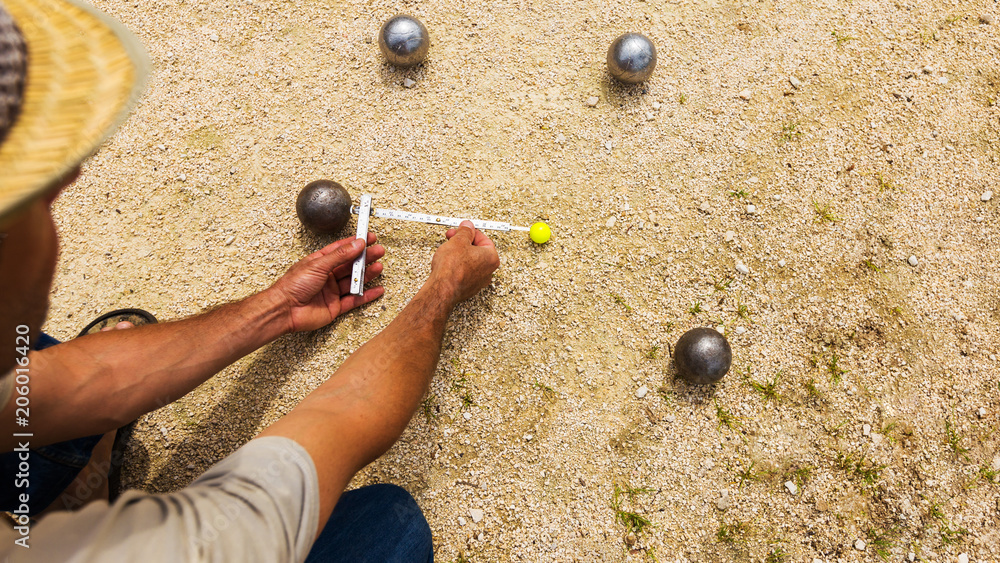 mesure du point à la pétanque Stock Photo | Adobe Stock
