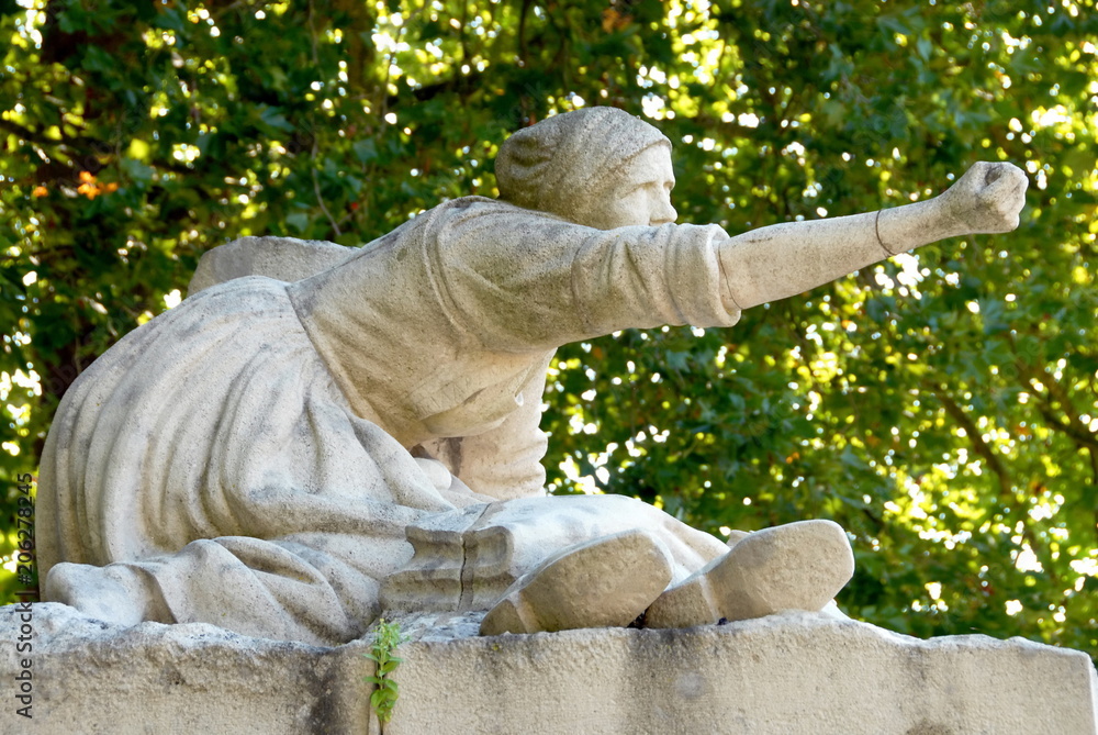 Monument aux Morts français, femme à genoux, bras tendu, poing serré ...
