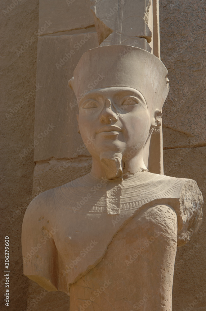 Buste de statue egyptienne en Egypte Stock Photo | Adobe Stock