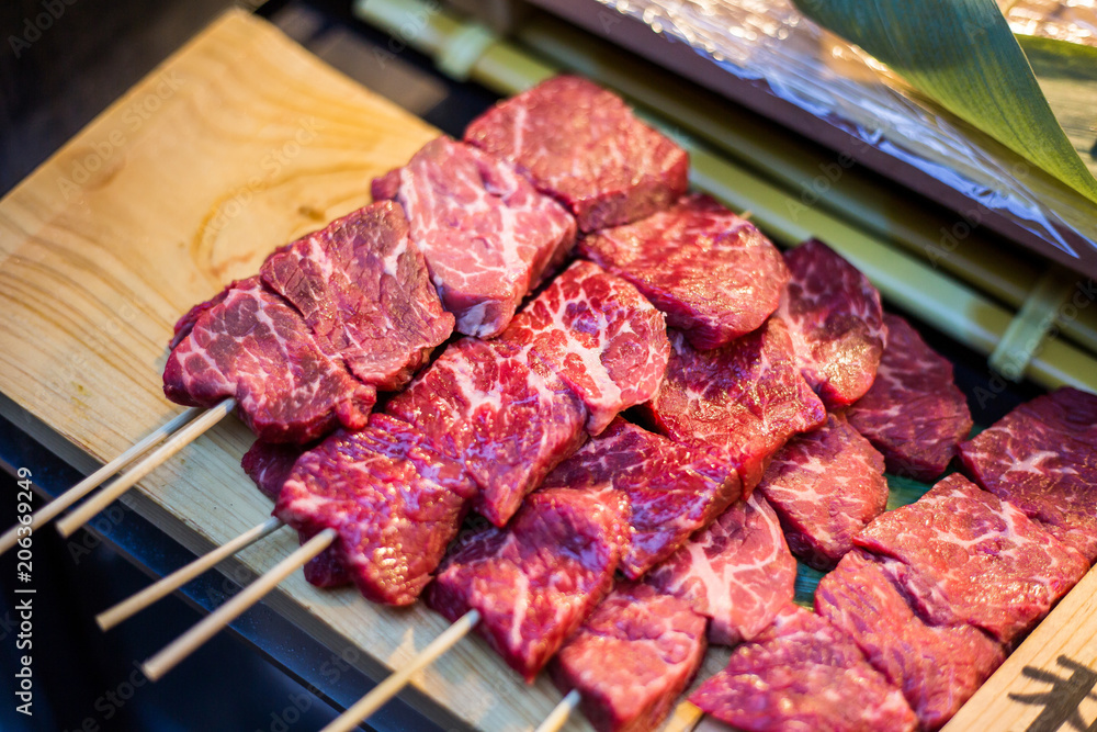 Foto de Raw beef fresh Japanese (wagyu beef) for barbecue at street ...