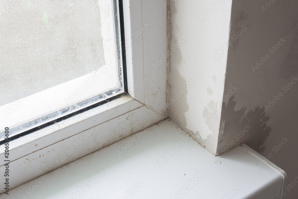 Poor installation of plastic windows, condensation and streaks on the ...