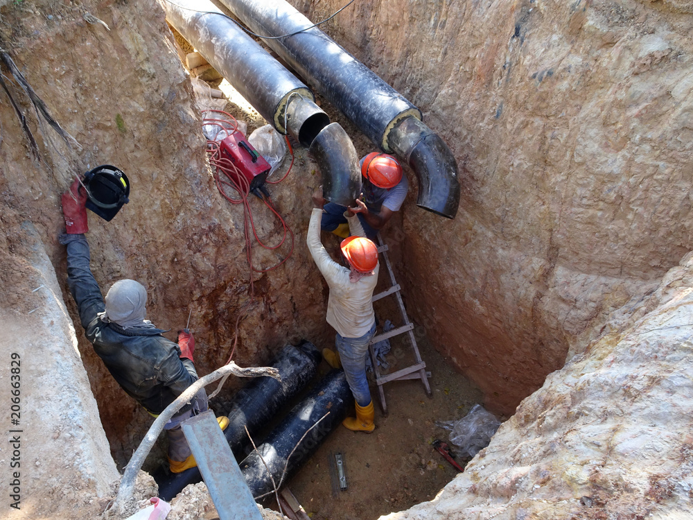 Construction workers risky their lives working inside deep trenches to ...