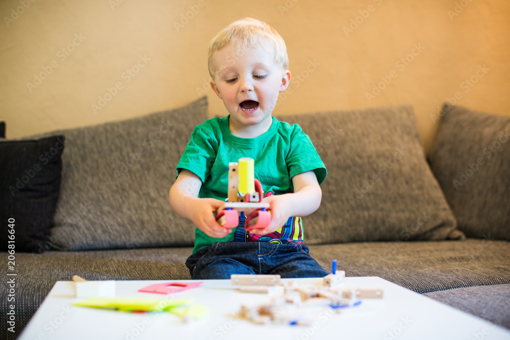 Foto Stock Kind spielt | Adobe Stock