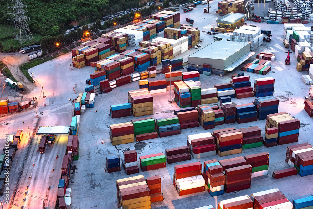 Foto Stock container yard in tranfering the containers shipment storage ...