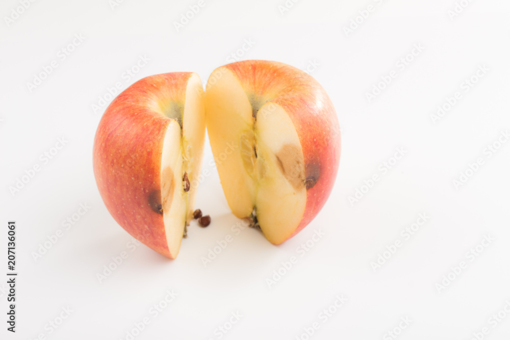 aufgeschnittener Apfel mit brauner Stelle, heller Hintergrund Stock ...