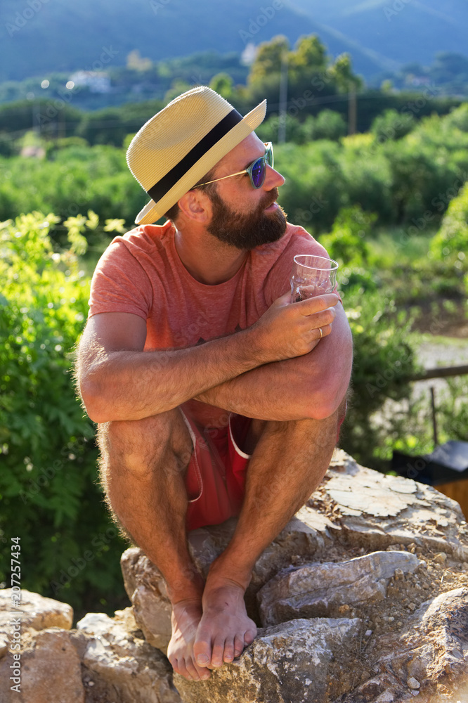 Stilvoller junger Bauer mit Rumglas und Rum Stock Photo | Adobe Stock