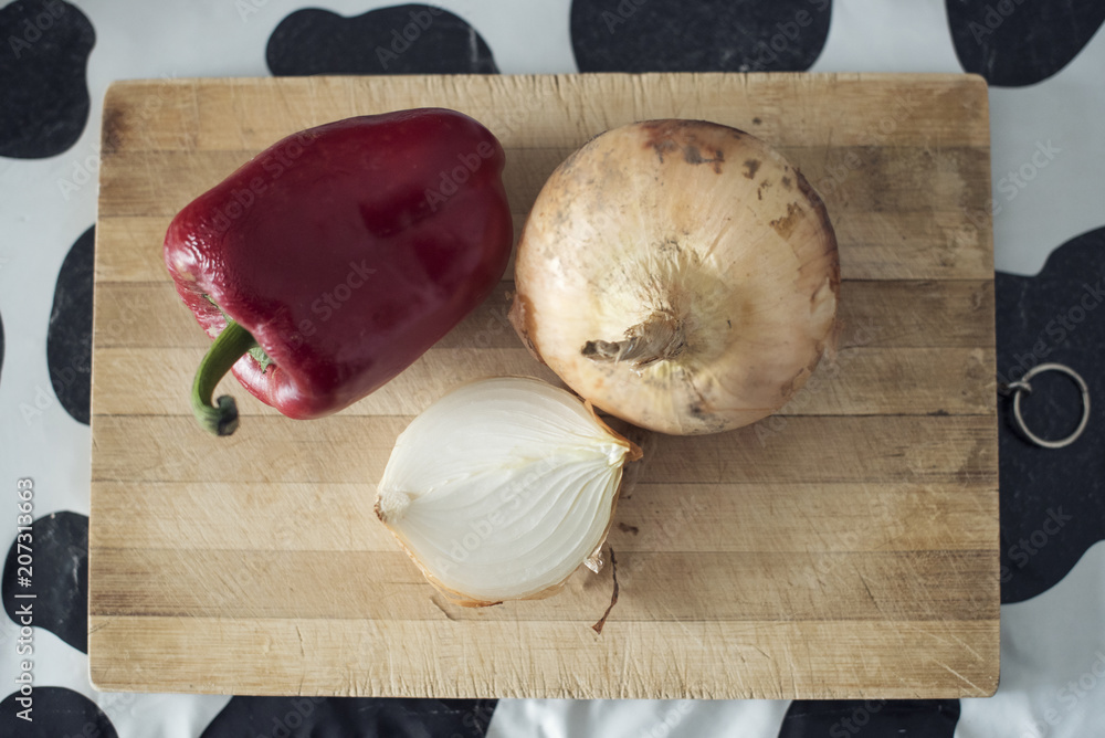 Bodegón minimalista de pimiento y cebollas sobre tabla de madera Stock ...