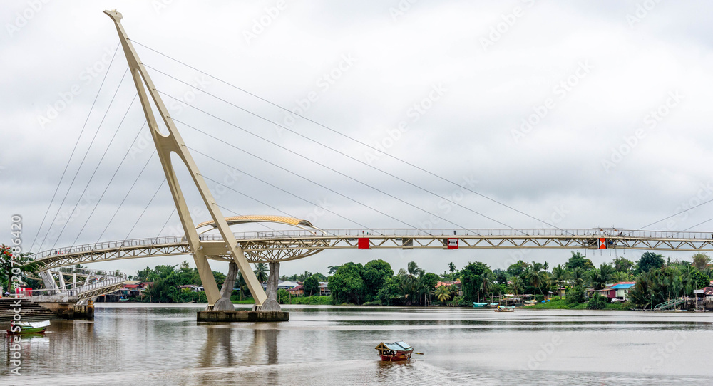 Fotografía Pedestrian bridge across the Sarawak River in Kuching Borneo ...
