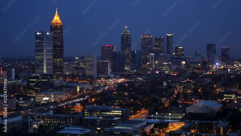 Vidéo Stock Elevated view over Interstate 85 passing the Downtown Atlanta skyline, Georgia ...
